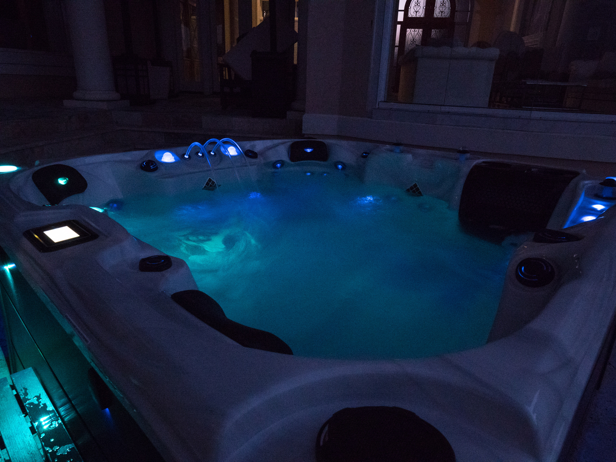 Hot Tubs & Swim Spas for Sale in Johnson City, TN | Aqua Living